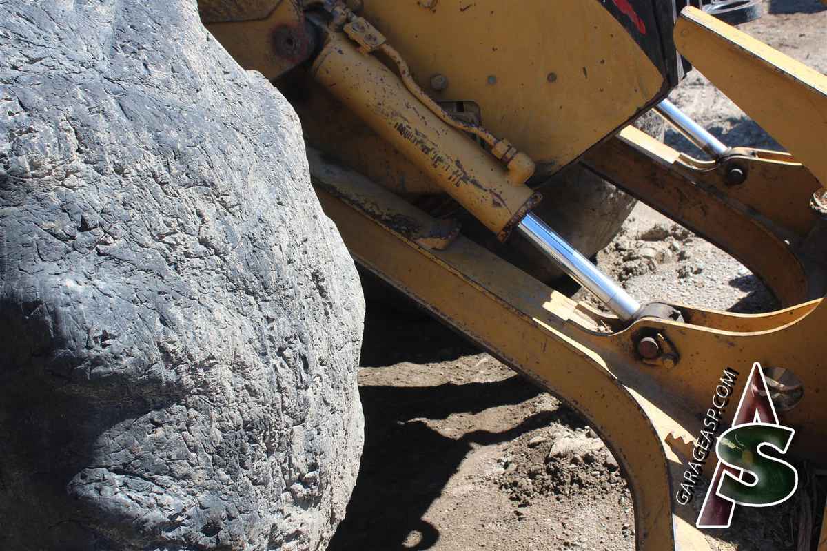 Blade cylinders - Heavy equipment parts