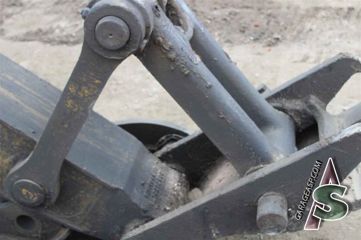 Bucket linkages - Heavy equipment parts